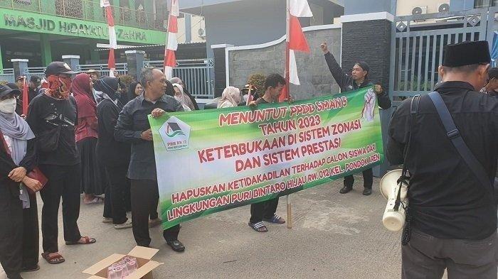 Puluhan Warga Geruduk SMAN 5 Tangsel, Protes Jalur Zonasi PPDB 2023 ...