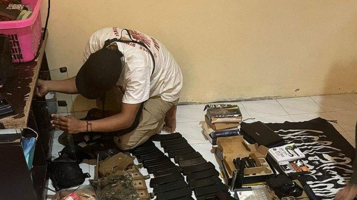Ini yang Ditemukan Densus 88 Saat Tangkap dan Geledah Rumah Karyawan ...