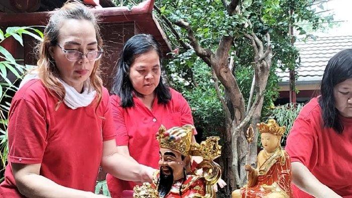 Sambut Imlek, Umat Tionghoa di Vihara Kwan In Thang Cuci Rupang, Ini ...