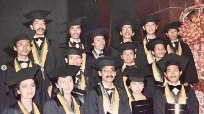 Jokowi Reuni dengan Teman Seangkatan, Unggah Foto Wisuda UGM Tahun 1985 - Tribuntangerang.com