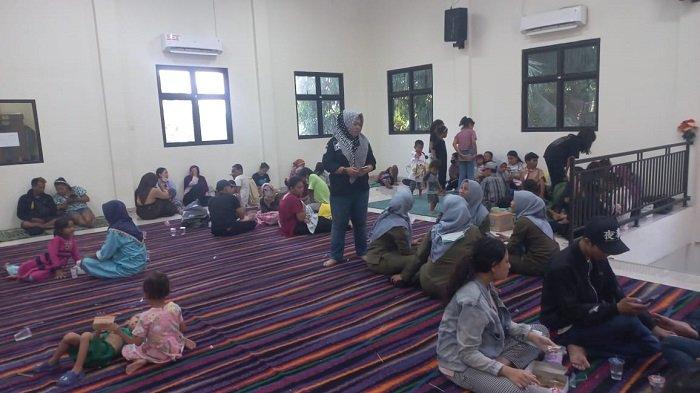 100 Warga Dievakusi Akibat Kebakaran TPA Rawa Kucing Tangerang ...