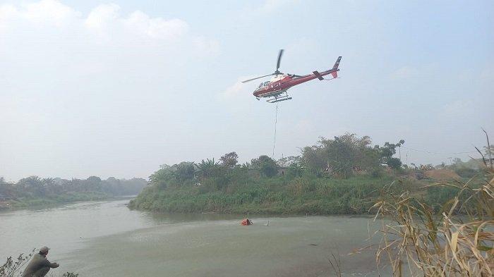 Beginilah Proses Helikopter Water Bombing yang Diturunkan Bantu Padamkan TPA Rawa Kucing ...