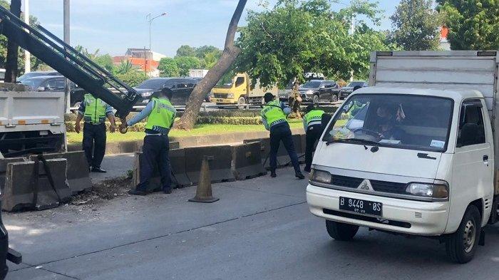 TRUK Terbalik Usai Hajar Separator Bus Transjakarta di Jalan S Parman ...