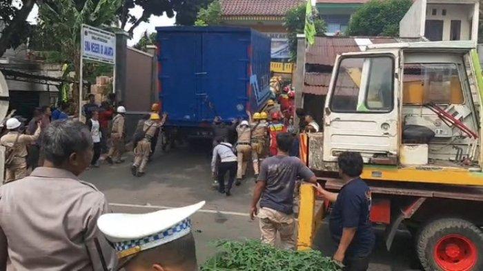 Truk Tabrak Tiang Listrik di Bintaro Berhasil Dievakuasi Setelah Lumpuhkan Perjalanan KRL ...
