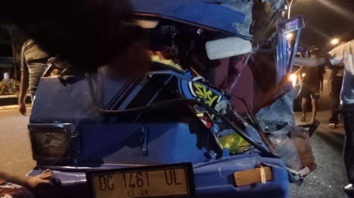 Sebuah Mobil Mikrolet di Ternate Tabrak Truk Sedang Parkir , Sopir ...