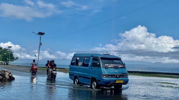 Diterjang Ombak, Ruas Jalan Labuha Halmahera Selatan Jadi Kolam ...