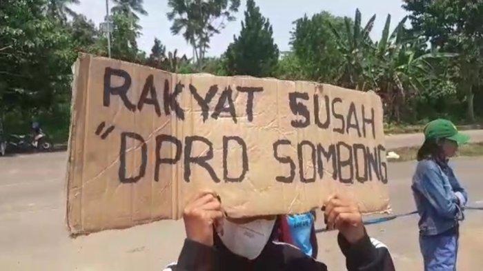 Poster Demo Hari ini, Rakyat Susah DPRD Sombong, Rakyat Susah Pejabat ...