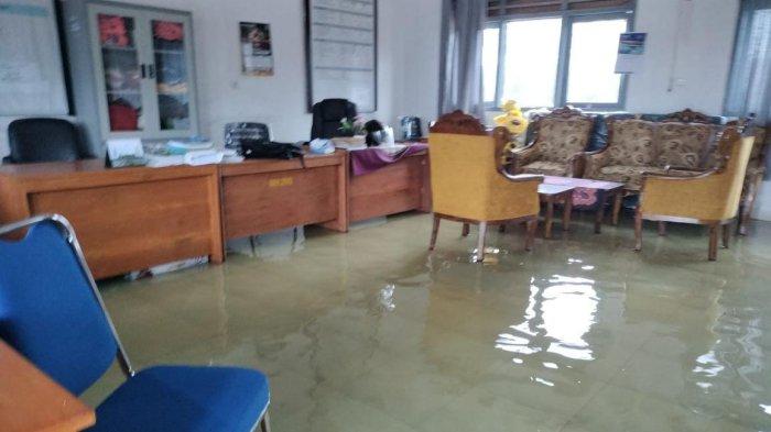 Akibat Hujas Deras, Belasan Ruangan SMAN 1 Taliabu Maluku Utara ...