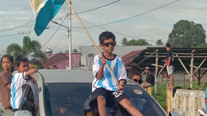 Seorang Bocah di Halmahera Utara Nekat Duduk Depan Mobil Ikut Konvoi ...