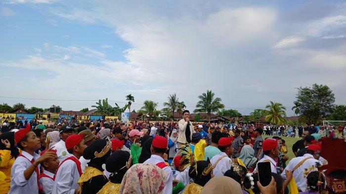 Alan Darmawan Hibur Warga Halmahera Timur Maluku Utara, Lagu 100 Juta ...