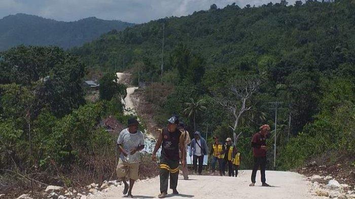Proyek Peningkatan Jalan Penghubung Busua-Pasir Putih di Halmahera ...