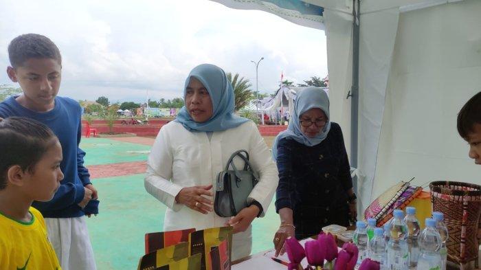 Ketua TP- PKK Halmahera Timur Kunjungi Stand UMKM di STQH, Sitinur ...