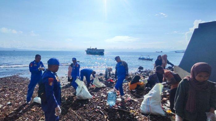 Polairud Polda Maluku Utara Bersama Mahasiswa Bersih-bersih Sampah di Pesisir Pantai ...