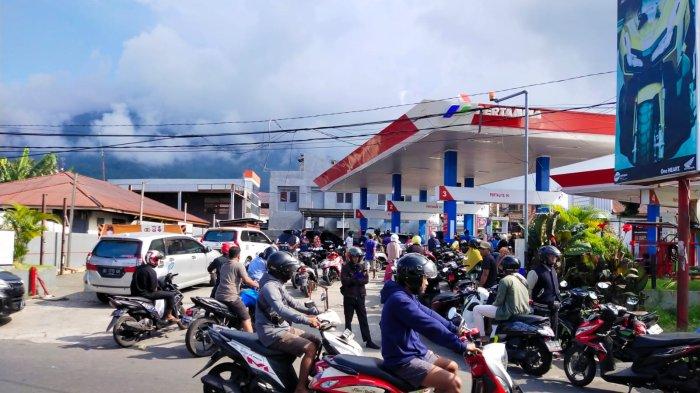 Antrian Panjang Berburu Pertalite di SPBU Kalumata - Tribunternate.com