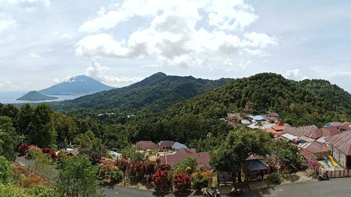 Melihat Pulau-pulau yang Indah di Halmahera dari Kampung Kalaodi di ...