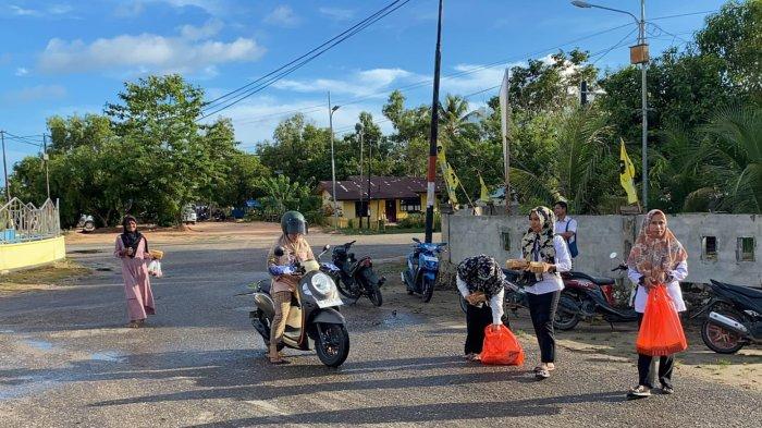 Bawaslu Taliabu Maluku Utara Bagi-bagi Takjil Gratis untuk Warga, Amin ...