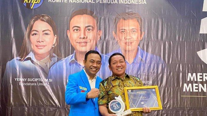 Bupati Taliabu Aliong Mus Terima Penghargaan KNPI Award Sebagai Tokoh ...