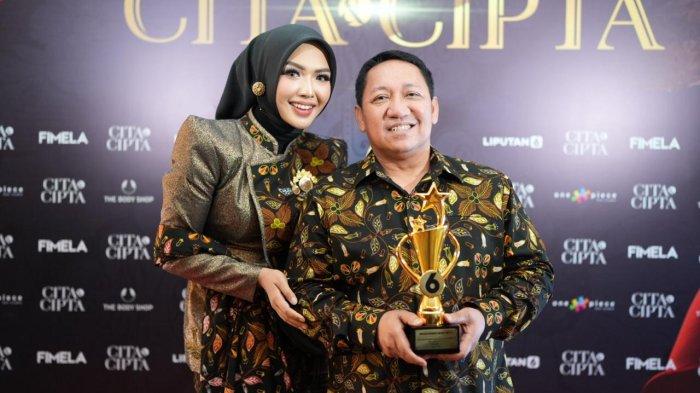 Bupati Taliabu Maluku Utara Aliong Mus Terima Anugerah Inspirasi ...