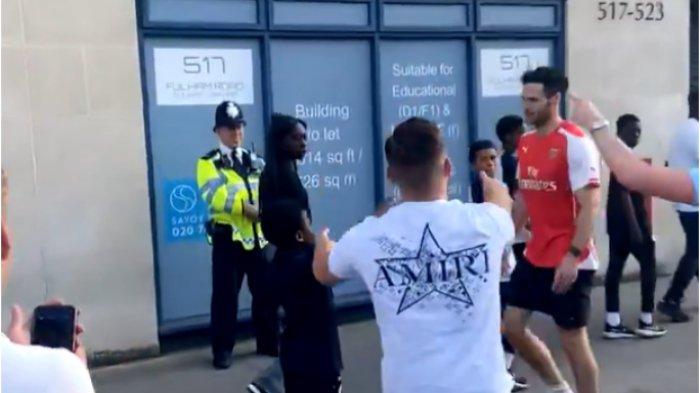 Video Fans Arsenal Di-bully Suporter Chelsea, Tertunduk Jalan Sendirian ...