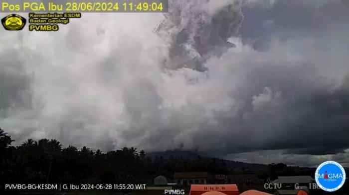 Gunung Ibu di Halmahera Barat Maluku Utara Kembali Erupsi, Lontarkan Abu Vulkanik Hingga 7000 ...