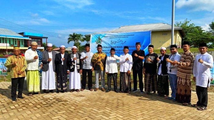 Pj Bupati Morotai Maluku Utara Burnawan Serahkan Hewan Kurban ke Masjid ...