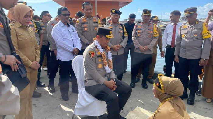 Warga Nonton Baka Yab Hai, Upacara Adat Sambut Kedatangan Wakapolda ...