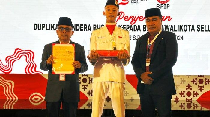 Pj Bupati Morotai Maluku Utara Burnawan Terima Duplikat Bendera Pusaka ...