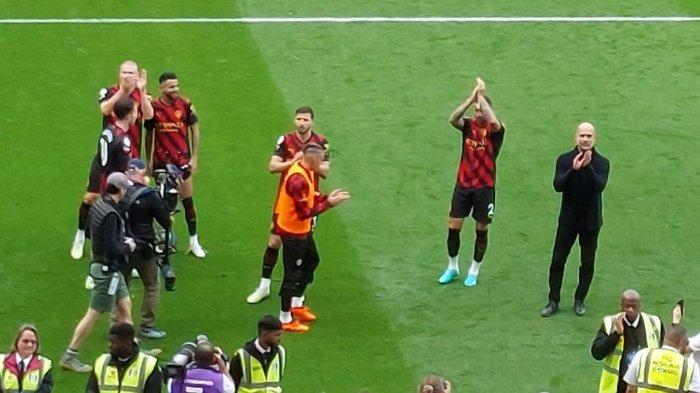 Aksi Guardiola Bikin Merinding, Berdiri Tepuk Tangan di Depan Fans Man ...