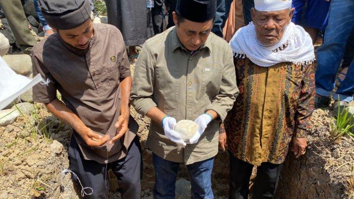 Bupati Halmahera Timur Ubaid Yakub Letakkan Batu Pertama Masjid Nurul ...