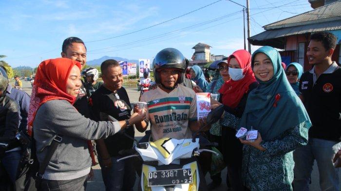 Dinkes dan PKK Halmahera Selatan Bagi-bagi Pitah Merah, Tanda Perang ...