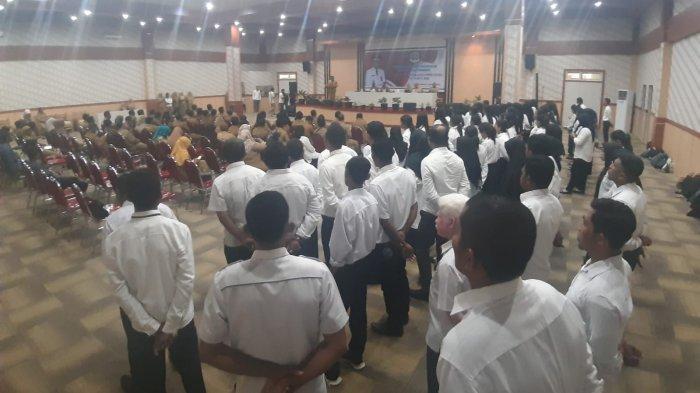 Pj Bupati Pulau Morotai Muhammad Umar Ali Serahkan SK ke 84 PPPK ...