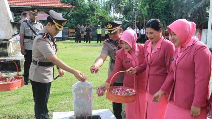 HUT Bhayangkara ke 77, Polres Morotai Ziarah Makam Pahlawan dan Tabur Bunga - Tribunternate.com