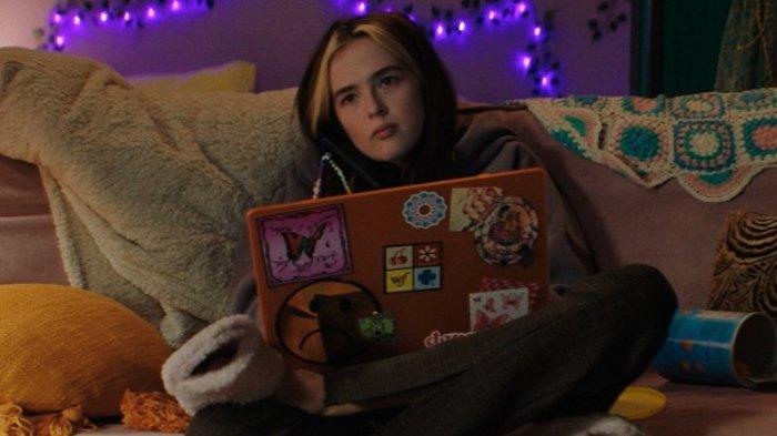 Sinopsis Lengkap Not Okay, Zoey Deutch Pura-pura ke Prancis demi Dylan ...