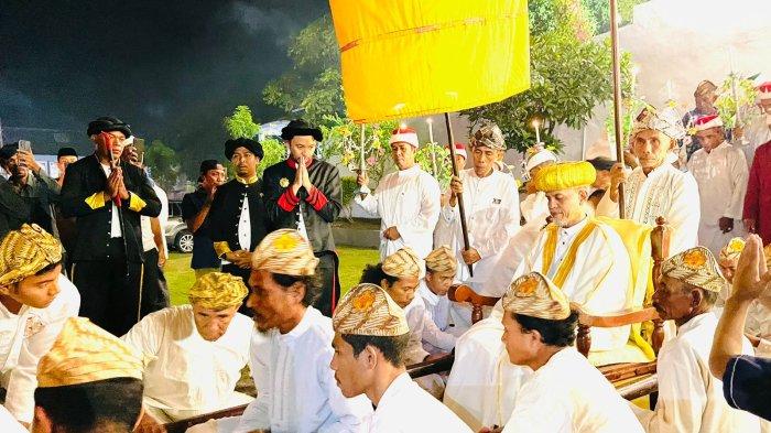Namanya Tradisi Kabasaran Uci, Sultan Ternate Ditandu Menuju Masjid ...