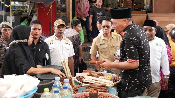 Tinjau Pasar di Ternate, Wakil Gubernur Maluku Utara Sarbin Pastikan ...