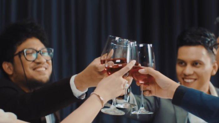 Lirik dan Chord Kunci Gitar Akhir Bulan - Kunto Aji: Hidup di Akhir ...