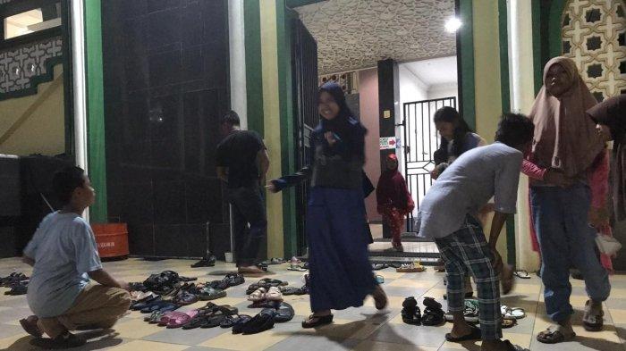 Berkah Ramadan Bocah Penjaga Sandal Masjid Raya Ternate Raup Hingga