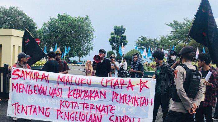Kelompok Mahasiswa Gelar Demonstrasi Masalah Sampah di Kota Ternate - Tribunternate.com