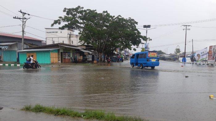 Jalan Raya Labuha Halmahera Selatan Kembali Digenangi Air Hujan, Warga ...