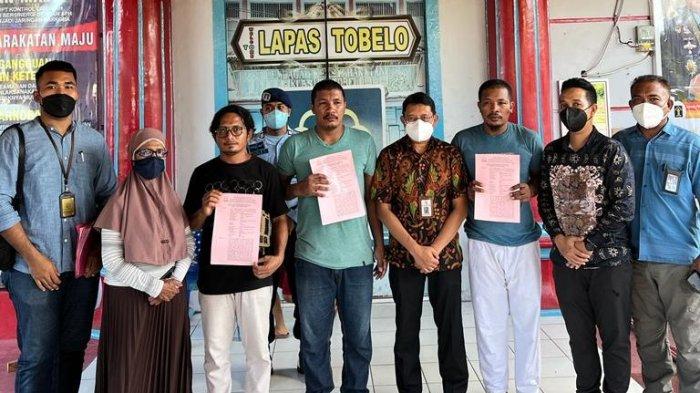 Dua Tersangka Penganiayaan di Halmahera Utara Menangis Usai Dibebaskan ...