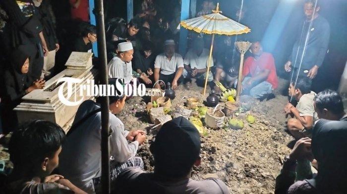 Syabda Perkasa Belawa Dimakamkan dalam Satu Liang Lahat Bersama Ibunda ...