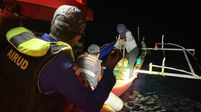 Tim Gabungan Basarnas Ternate Evakuasi Empat Nelayan Asal Tobelo Halmahera Utara - Tribunternate.com