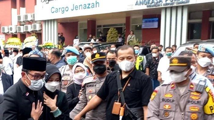 Duka atas Kepergian Emmeril Kahn: Ridwan Kamil Tertunduk Lesu, Mata ...