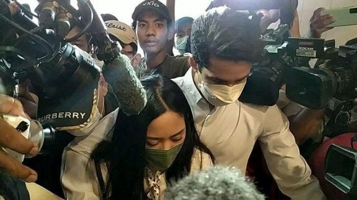Penuhi Panggilan Polisi, Ini Foto-foto Rachel Vennya & Salim Nauderer saat Tiba di Polda Metro ...
