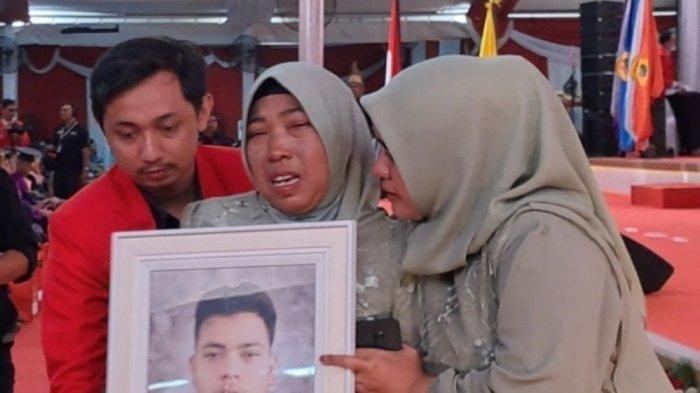 Viral Kisah Ibu Gantikan Wisuda Putranya yang Meninggal Dunia di Untag ...