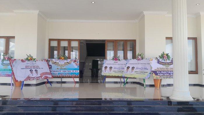 Spanduk Ucapan Pelantikan Ubaid Yakub - Anjas Taher Padati Kantor ...