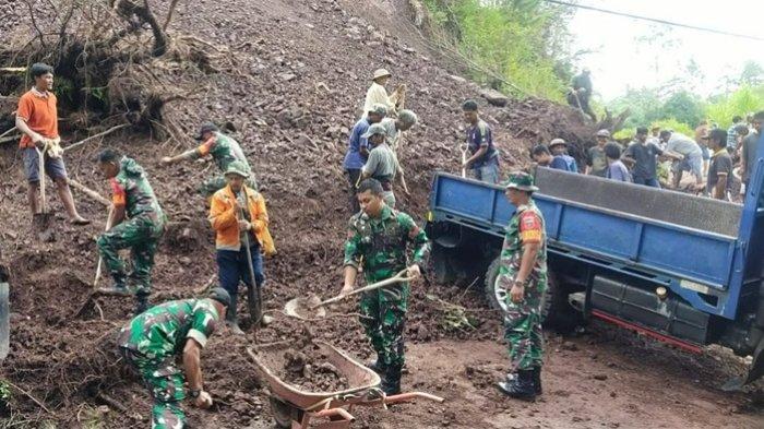 Personil Koramil Sanggalangi dan Warga Gotong Royong Membersihkan Material Longsor di Nanggala ...