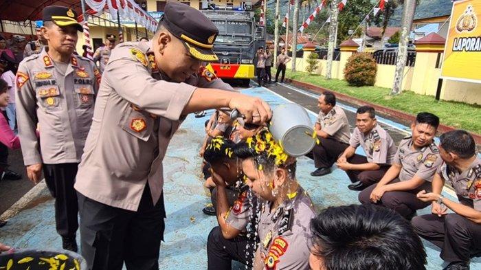 16 Personil Polres Tana Toraja Dapat Kenaikan Pangkat, Disiram Air Kembang - Tribuntoraja.com