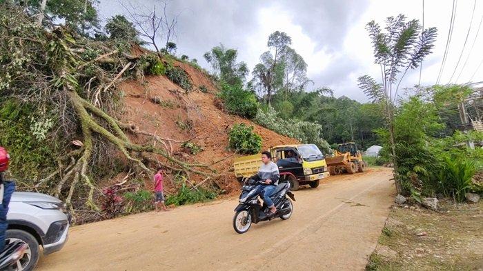 Material Longsor Telah Dibersihkan, Jalan Poros Sereale-Pangala Toraja ...