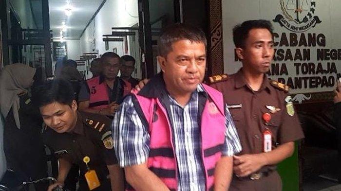 Cabjari Tana Toraja di Rantepao Tahan Dua Tersangka Korupsi, Dititip di ...
